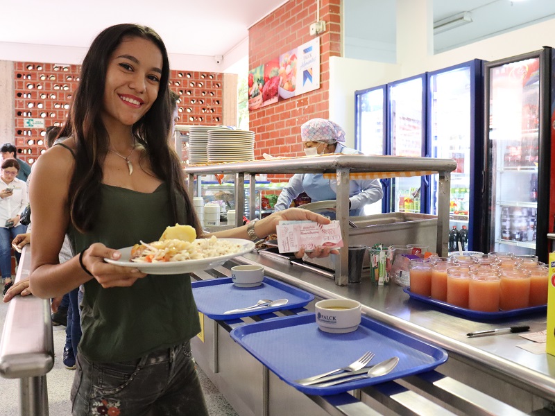 Estudiante y bailarina agradece ser beneficiada con bonos económicos de ...